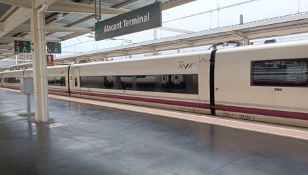 Renfe pone en servicio dos trenes AVE Málaga-Alicante-Murcia