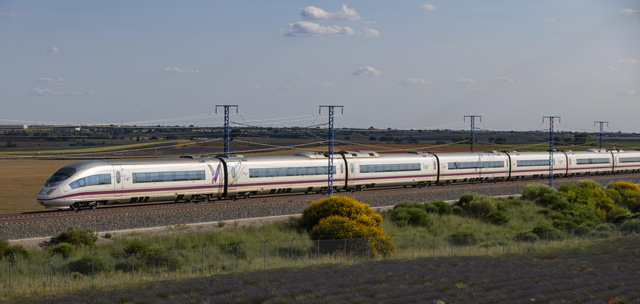 Renfe pone en servicio dos nuevos trenes AVE Barcelona-Málaga